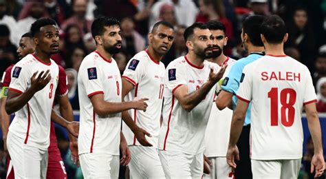 أردنيون يطالبون اتحاد الكرة بتقديم شكوى ضد حكم المباراة لدى الاتحاد