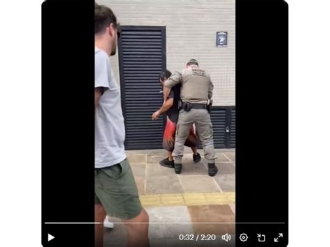 Homem negro leva facada e é detido por policiais em Porto Alegre