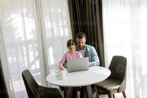 Pai E Filha Usando Laptop Juntos Foto De Stock No Vecteezy