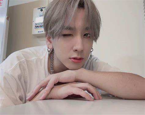 志麻さんのインスタグラム写真 志麻instagram「センター分けじゃ。 どうかのぅ？👴🏻 早くリスちゃんたちに会いたいぞよ👴🏻