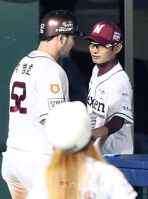 포토 박병호 47호 축하해주는 염경엽 감독