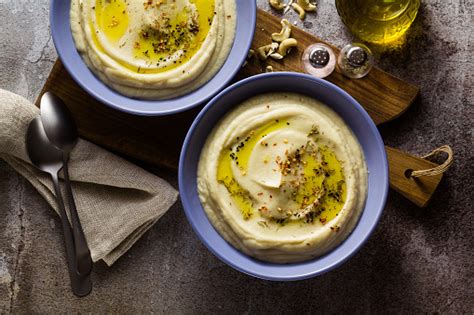 호 밀 빵 테이블에 접시에 캐슈 너트와 함께 하는 으깬된 콜리플라워 건강 한 겨울 요리 온 가족 또는 친구와 함께 저녁 식사에 대 한 채식주의 조리법 0명에 대한 스톡 사진