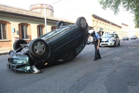 La Macchina Che Si Ribalta Sui Viali CorrierediBologna