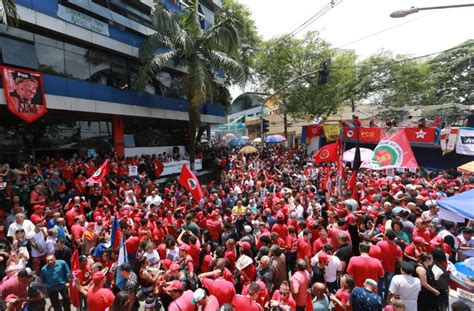 Lula Chega Ao Sindicato Dos Metalúrgicos Apoiadores Aguardam Discurso