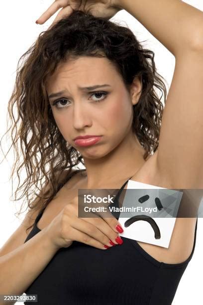 찡그린 얼굴로 카드를 들고 슬픈 표정을 짓고 있는 젊은 여자 겨드랑이 제모 컨셉 좌절한 표정 흰색 배경에 스튜디오 초상화 20 24세에 대한 스톡 사진 및 기타 이미지