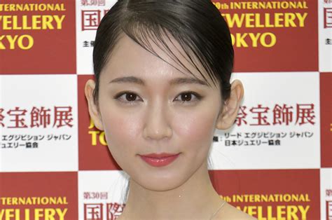 吉岡里帆、大胆なドレスで美背中を披露→「セクシーでステキすぎる」「360度美人」