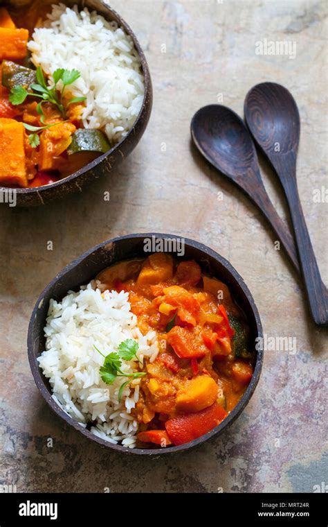 Les Patates Douces Courgettes Et Poivrons Avec Du Riz Au Curry Vegan