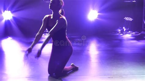 身材苗条的柔韧职业女运动员表演复杂的艺术体操杂技元素 在黑暗中被射中 影视素材 视频 包括有 移动 性能 194903552