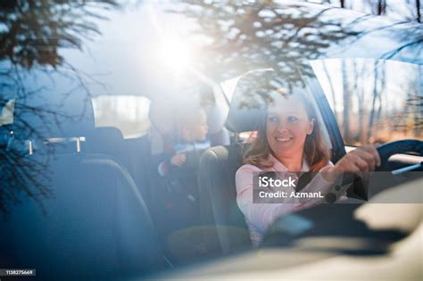 화창한 날에 차에서 운전 하는 엄마와 어린 아들 운전하기에 대한 스톡 사진 및 기타 이미지 운전하기 행복 2 3 살 Istock