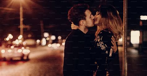 도로에서 저녁 도시 거리에서 키스하는 열정적 인 연인 밤 도시의 불빛에 포옹하는 사랑에 빠진 세련된 집시 커플 현대 여자와 남자 낭만적 인 프랑스 분위기 순간 사진