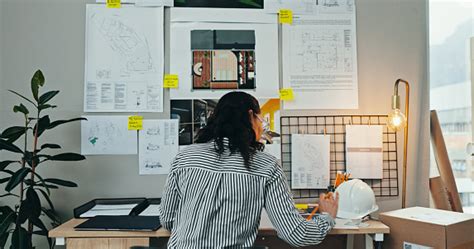 비즈니스 우먼 건축 및 시작 프로젝트 평면도 체크리스트 또는 연구를 위한 사무실에서 계획 전문인 디자이너 또는 엔지니어가 청사진 아이디어를 작성하거나 브레인스토밍하는 등