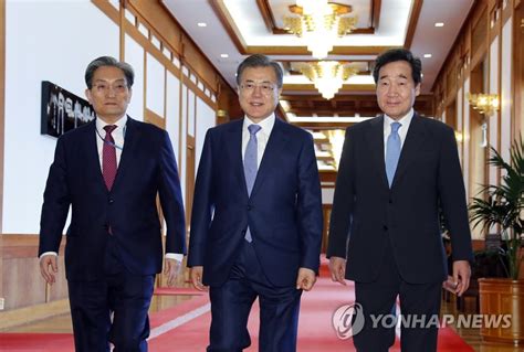 문 대통령 이낙연 총리 노영민 비서실장과 함께 연합뉴스