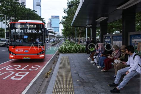 Transjakarta Akan Tambah Bus Listrik ANTARA Foto