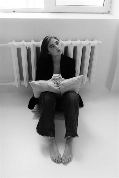 감정적인 고독 고립된 고요한 고요함 꾸밈없는 날 것 내성 단순한 데님 도시의 라디에이터 맨발 모델 묵상 미니멀리스트 바닥 베개 블랙 앤