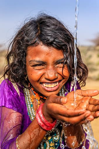 Gadis Kecil India Minum Air Tawar Desa Gurun Rajasthan India Foto Stok