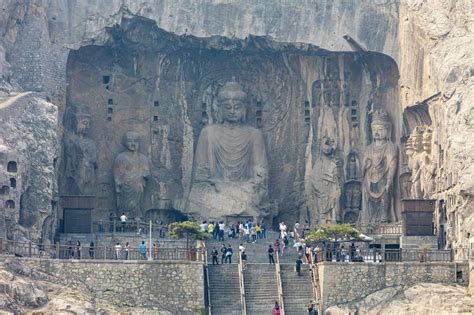 人群 横图 全景 室外 白天 正面 旅游 名胜古迹 雕塑 龙门石窟 中国 亚洲 节日 古老 壮观 人像 雕刻 雕像 景点 景观 文化遗产 古典