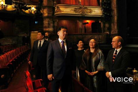 Ерөнхийлөгч У Хүрэлсүх “Монгол хаан” жүжиг тоглох Колизей театрт зочилжээ Ivoice