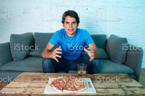 젊은 백인 축구 팬 실망 하 고 화가 소파에 축구 경기를 보고 감정에 대한 스톡 사진 및 기타 이미지 감정 격려 경기 스포츠 Istock