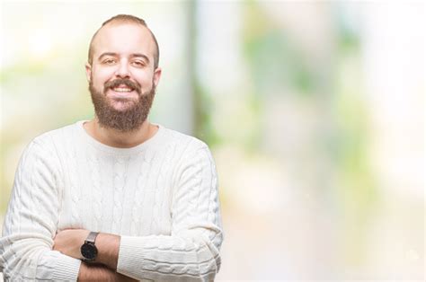 이상 겨울 스웨터를 입고 젊은 백인 Hipster 남자와 함께 웃 고 행복 얼굴 넘어 무기는 카메라 보고 배경 고립 긍정적인