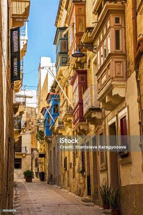 전형적인 아름 다운 좁은 차선 Birgu Vittoriosa에서 3 중 하나 몰타의 도시 강화 3가지 개체에 대한 스톡 사진 및