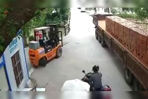 叉车司机卸货，没有放置警示标志，大爷骑车一头撞上。