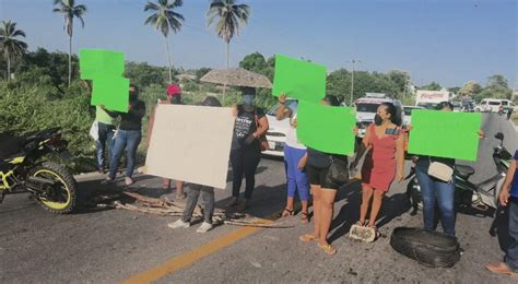 Bloquean Padres La Carretera A Zihuatanejo En Atoyac Exigen La Salida