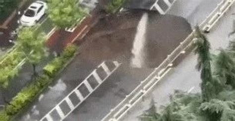西安地铁在建8号线突发涌水涌砂！部分路面塌陷，官方最新通报腾讯新闻