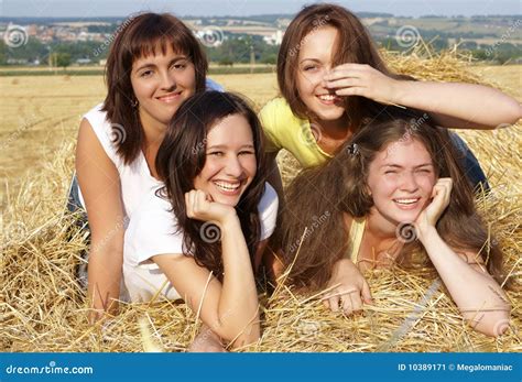 Vier Meisjes Op Hayloft Stock Afbeelding Image Of Hooiopper 10389171