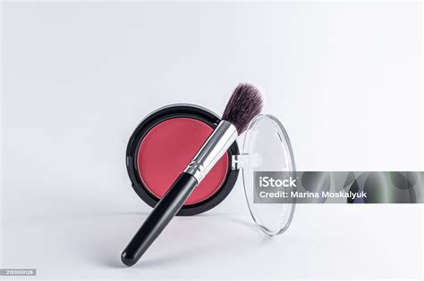 아름다운 전문 블랙 메이크업 브러시가 핑크 블러셔가 있는 오픈 라운드 패키지에 기대어 있습니다 앞 모습 흰색 배경입니다 레이아웃 제품 광고 0명에 대한 스톡 사진 및 기타