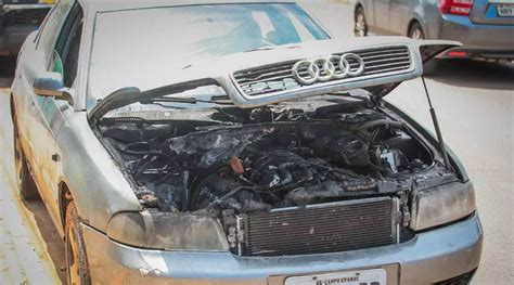 Carro Pega Fogo em Campo Grande Moradores Ajudam a Apagar Incêndio