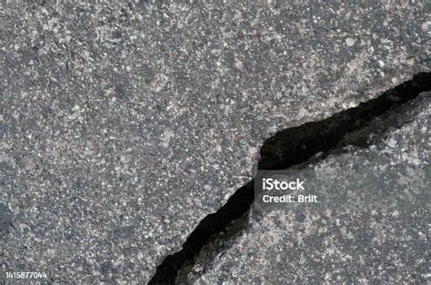 오래된 노화 풍화 금이 간 회색 검은 타맥 질감 패턴 큰 세부 손상된 질감 아스팔트 지저분한 배경 플랫 레이 수평 거친 곡물 깨진 패턴 매크로 근접 촬영 그런 지 복사 공간