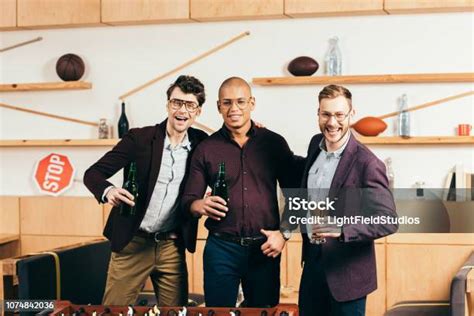 카페에서 카메라를 보고 하는 맥주와 함께 젊은 다문화의 초상화 Championship에 대한 스톡 사진 및 기타 이미지
