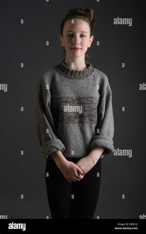 Eine Schlanke Dünne Zierliche 14 15 Jährige Teenager Mädchen Single