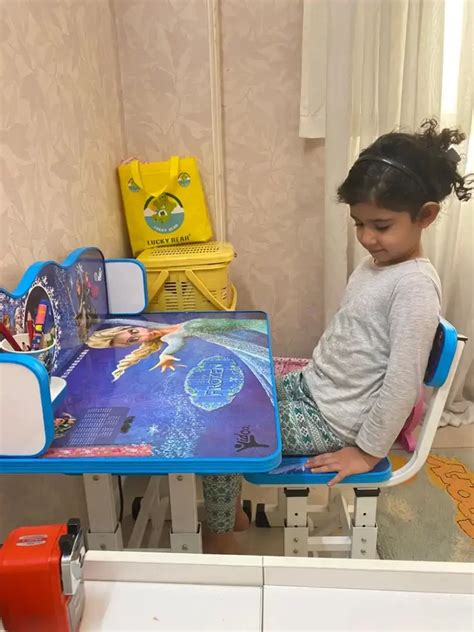 میز تحریر فانتزی کودک فروزن قابلیت تغییرارتفاع قصرچوب