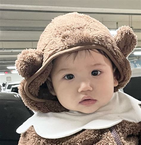 Consomme Market 에서 구매한 곰돌이후리스 입고 백화점 나들이💛 완전 곰돌이같아서 귀욥귀욥🐻 따뜻한데 이쁘고 짱짱🫶 다음 라방이 기다려지는 ㅋㅋ 근데