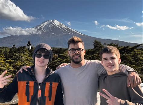 Ricky Martin faz rara aparição os filhos gêmeos Frisson Online