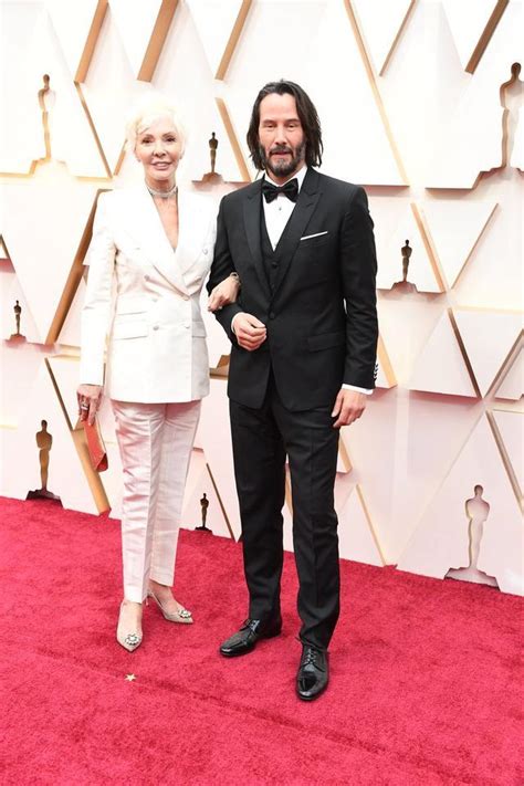 基努里维斯携母亲亮相红毯，基母气场强大一袭白衣显年轻 腾讯新闻