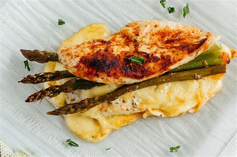Pechugas de pollo rellenas de espárragos y queso Receta fácil