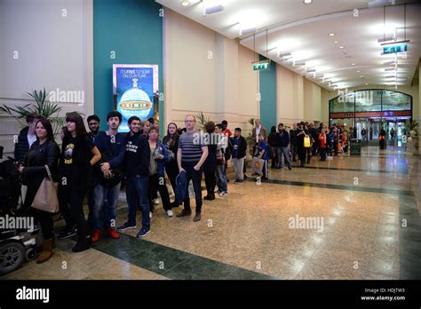 Juan Mata répond aux fans à s adonner à la Parfums intu Trafford Centre