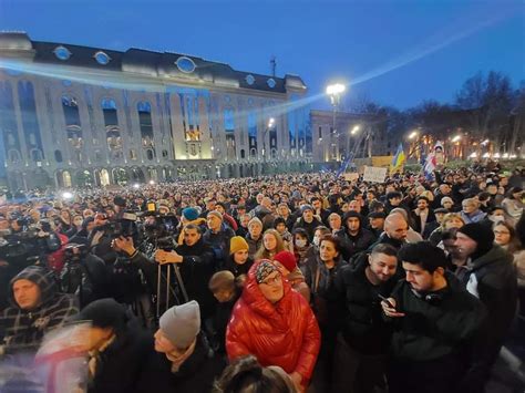 პოლიცია გაბრაზებულ ხალხს ვეღარ აკავებს პარლამენტთან სიტუაცია