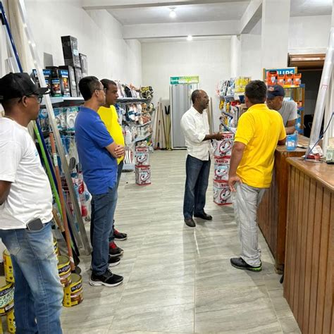 Bebeto conversa comerciantes do Nossa Senhora da Vitória e