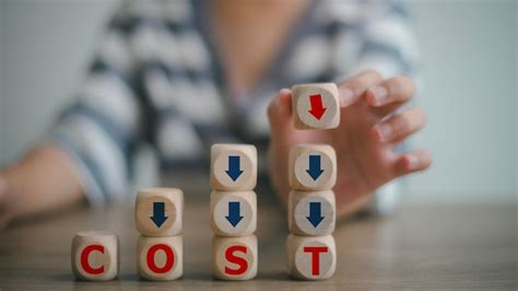 La main met un cube en bois avec les mots coût et flèches vertes vers