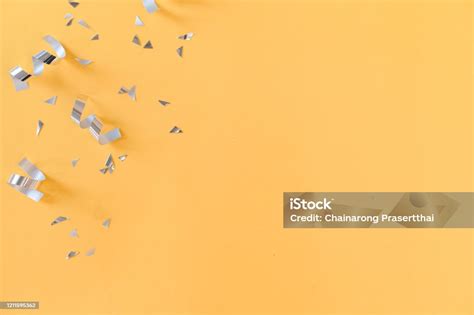 크리스마스 축제 새해 복 많이 부 공간 카니발 생일 및 기념일 개념 디자인과 노란색 배경에 롤링 리본과 색종이의 실버 색상의