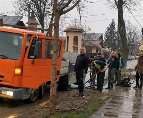 Asfaltare pe ploaie pe o stradă din Tecuci Șeful de echipă se