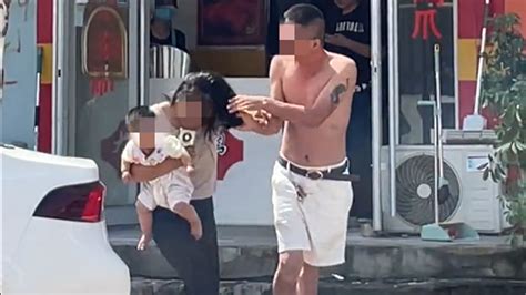 山东菏泽一男子当街殴打两女子：其中一人奋力阻拦被掐脖摔地，抱小孩女子被拽着头发拖走凤凰网视频凤凰网