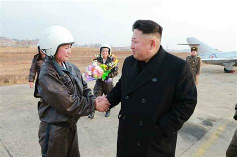 金正恩赴朝鲜空军视察 持单反为女飞行员拍照