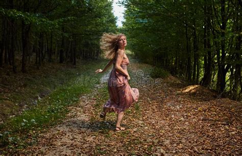Muchacha Asustada Que Corre En El Bosque Imagen De Archivo Imagen De