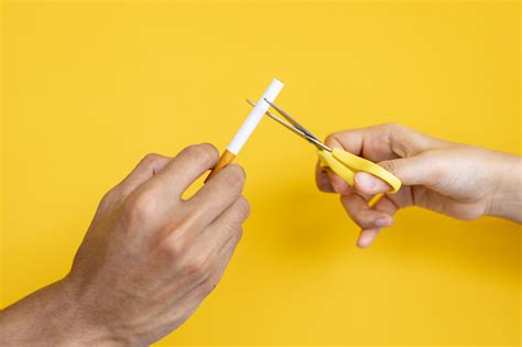 세계 담배의 날 5월 31일 그냥 금연을 말하면 가위로 잘라서 남자 손을 거부 담배 제안을 닫습니다 건강관리와 의술에 대한 스톡