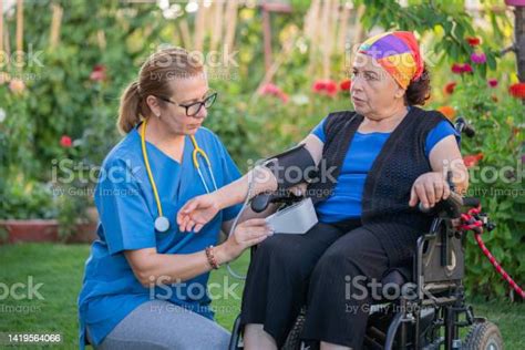간호사가 마당에 밖에 앉아있는 동안 노인 여성의 혈압을 검사하는 장면 2명에 대한 스톡 사진 및 기타 이미지 2명 45 49세 65 69세 Istock