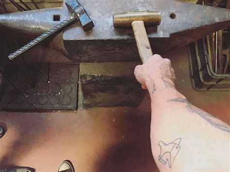 Qué Significan Los Curiosos Tatuajes De Armando Mena Navareño El Novio